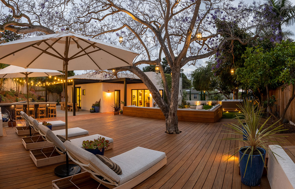 Mahogany Masterpiece Outdoor Living Gallery | Dixieline